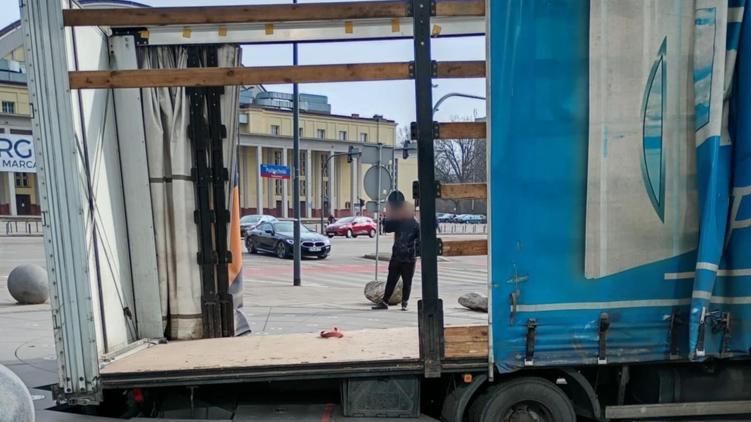 Kierowca dostawczaka wjechał na chodnik przy Nowej Sukcesji. Tylne koła wpadły w fontannę!