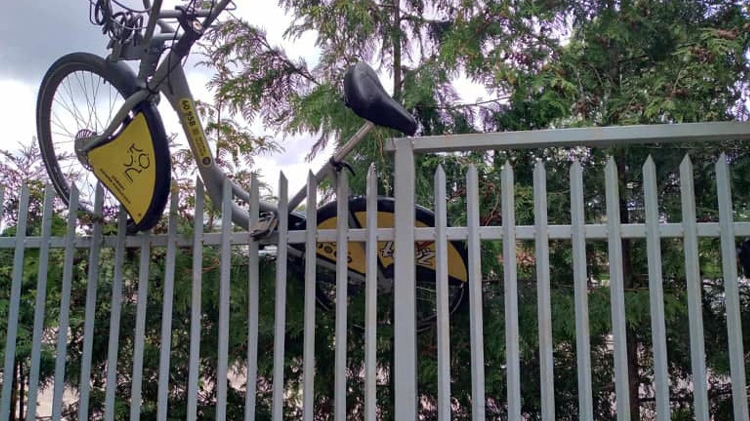 Zamiast oddać do stacji, zaparkowali na ogrodzeniu. Smutny upadek ...